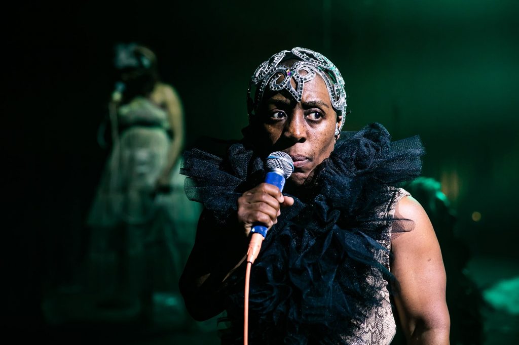 Ellie Kendrick /Helen Goalen & Abbi Greenland: Hole - Total Theatre